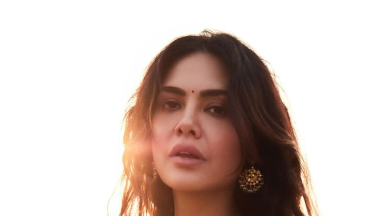 Esha Gupta's Mesmerising Pics In Golden Saree Are So Beautiful, Elegant ...