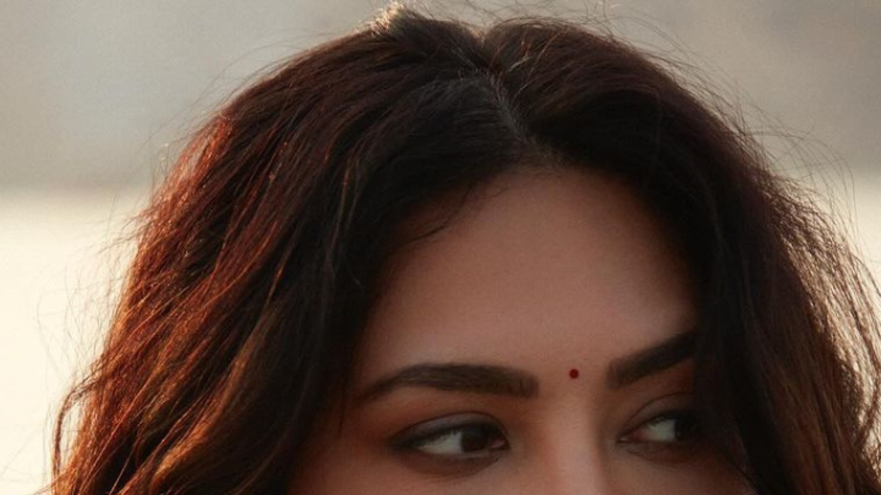 Esha Gupta's Mesmerising Pics In Golden Saree Are So Beautiful, Elegant ...