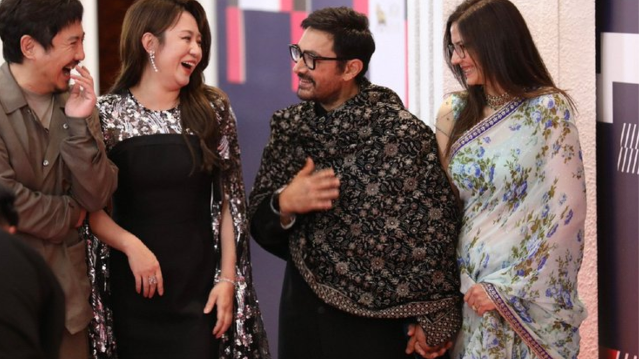 Aamir Khan, Girlfriend Gauri Spratt Twin In Traditional Outfits; Attend ...