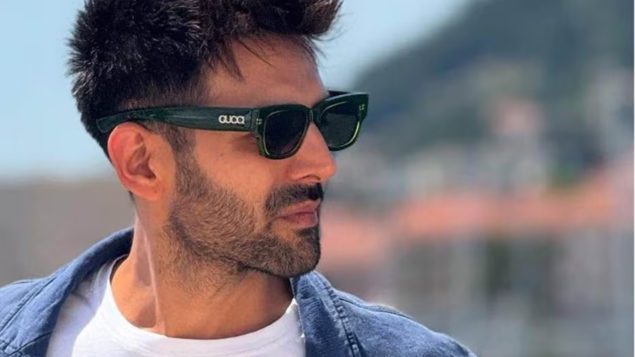 Kartik Aaryan's Captain India is set to premiere in theaters one day ...