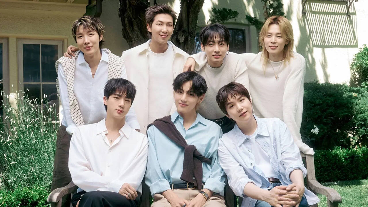 BTS Family Photo SHATTERS the Internet! 13 Images From 2026 FESTA ...