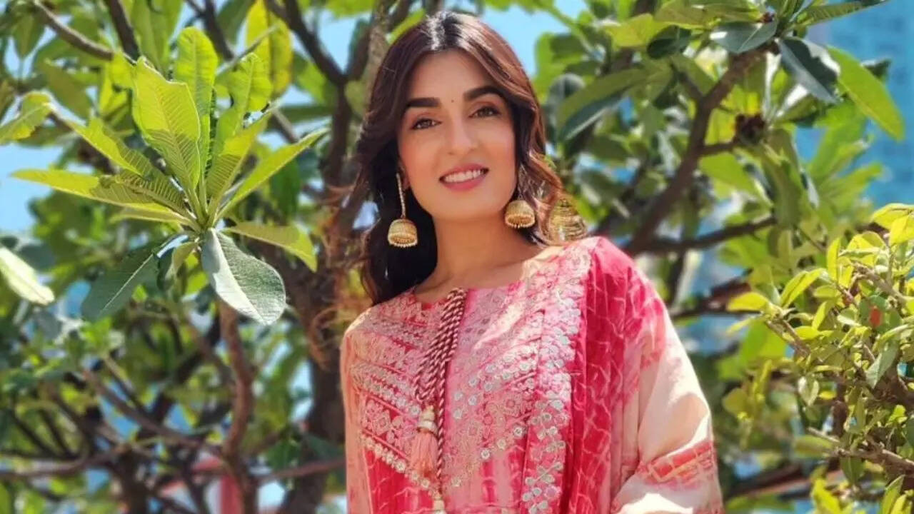 EXCLUSIVE! Pandya Store's Shiny Doshi Gets Emotional On Last Day Of ...