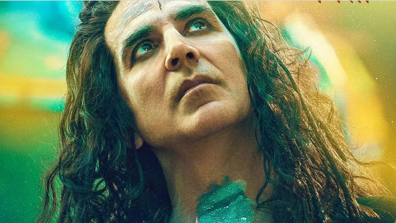 OMG 2 Craze! Fans Pour Milk, Shower Flowers On Massive Poster Of Akshay ...