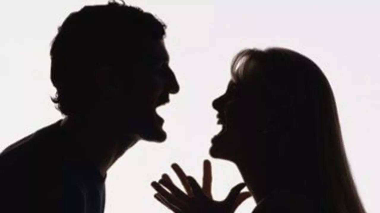 No Trust, Excessive Criticism And More: Here Are Signs Of A Controlling ...