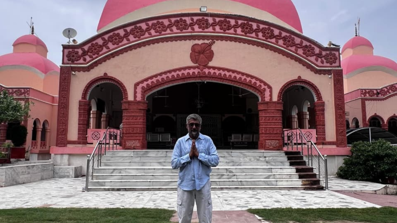 Vivek Ranjan Agnihotri Pays a Visit to Kali Mata Temple in Chittaranjan Park, Delhi Ahead of The ...