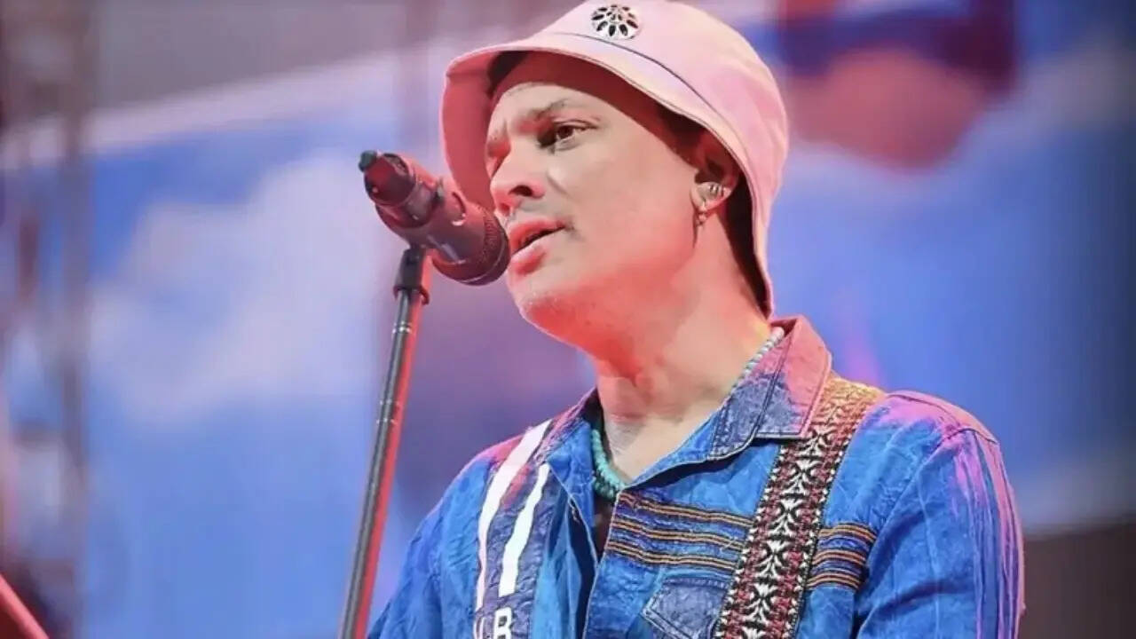 Fans of Zubeen Garg Honor His Final Wish by Singing "Mayabini Ratir Bukut" Outside His Home ...