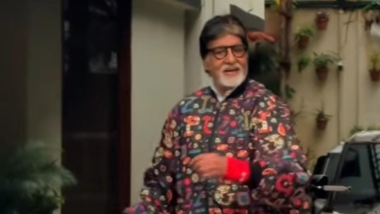 Amitabh Bachchan Presents Dandiya to Fans During His Sunday Gathering ...