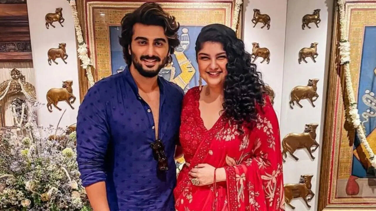 Arjun Kapoor Asks Photographers for a Favor Upon Arriving at Anshula ...