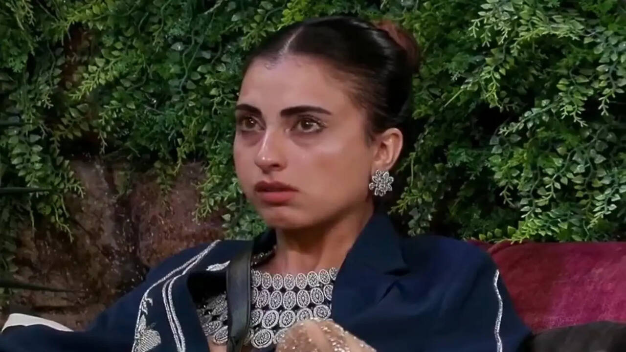 Bigg Boss 19: Farrhana Bhatt Cries as Salman Khan Appears Uncomfortable ...
