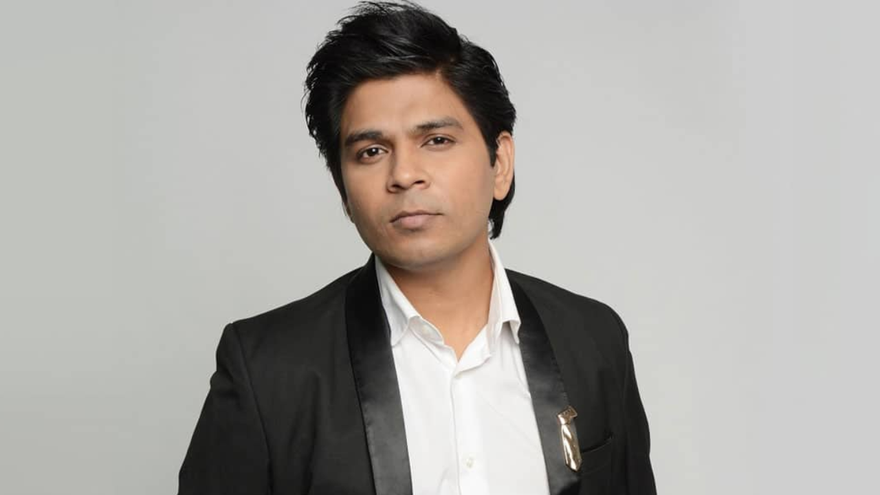 Galliyan singer Ankit Tiwari encounters a 'devoted' fan, his reaction ...