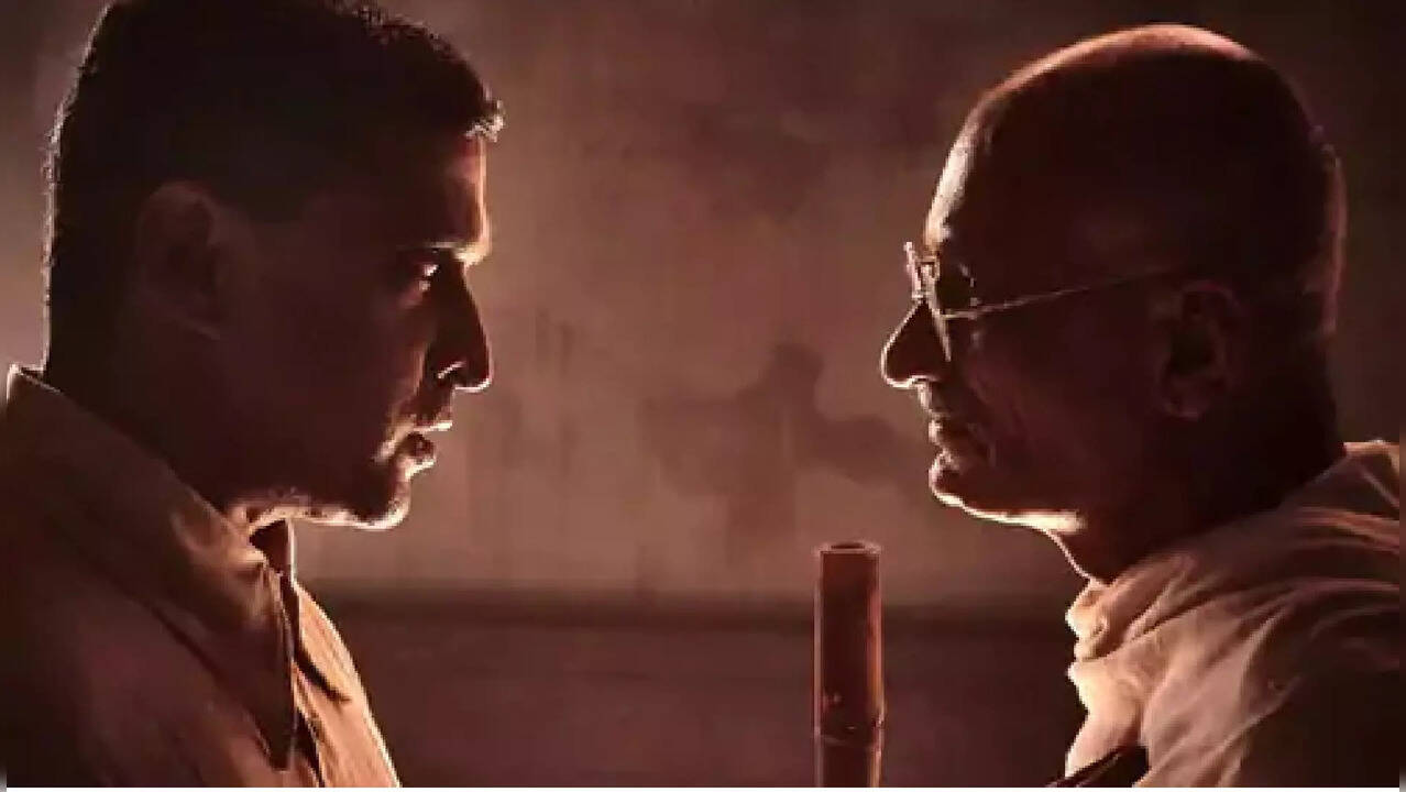 Motion Poster Of Gandhi Godse Ek Yuddh Film Released; पठान के साथ ...